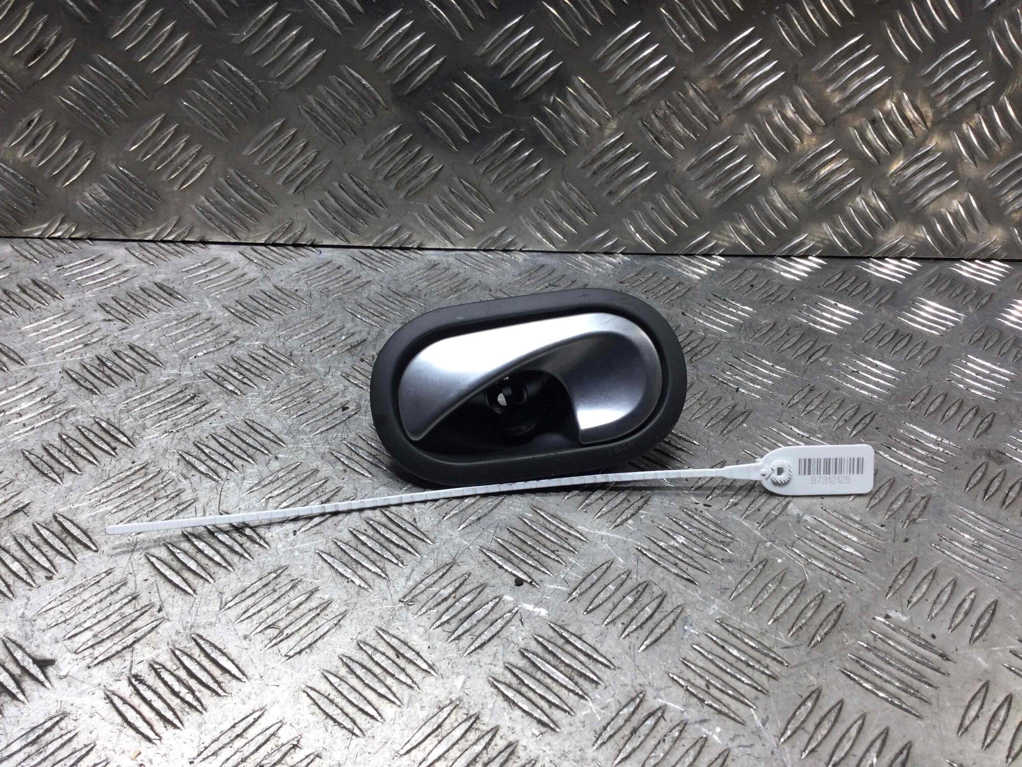 Б/У Ручка внутренняя задняя левая Renault Scenic 2 поколение (2003-2006) 2005 г.