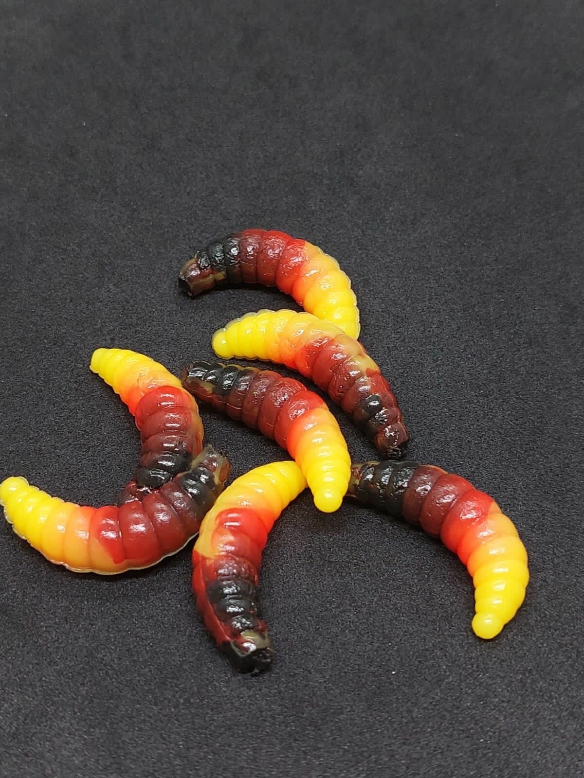 Форелевая силиконовая приманка Maggot 1.6. 38 мм. Черно красный желтый