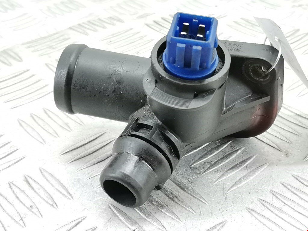 Фланец (штуцер системы охлаждения тройник) Volkswagen Passat 5 050121132B арт. 1878300