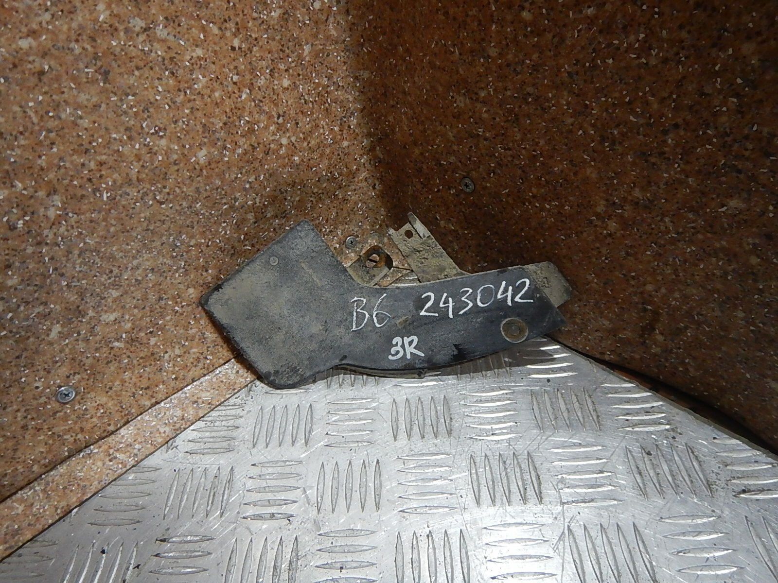 Б/У Брызговик задний правый, Volkswagen (Фольксваген)-PASSAT B6 (05-10) VOLKSWAGEN PASSAT B6 (05-10) перед колесом без ви...