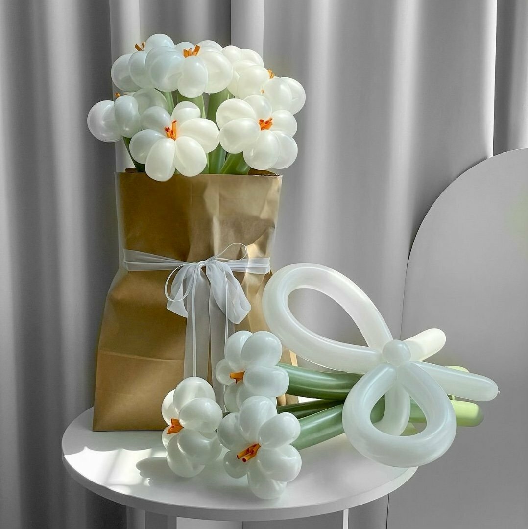 Белые цветы из воздушных шариков "В солнечных лучах"