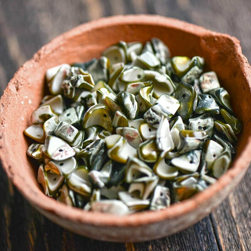 Бусины из натуральных Морских ракушек 40 г, размерный микс, цвет оливковый