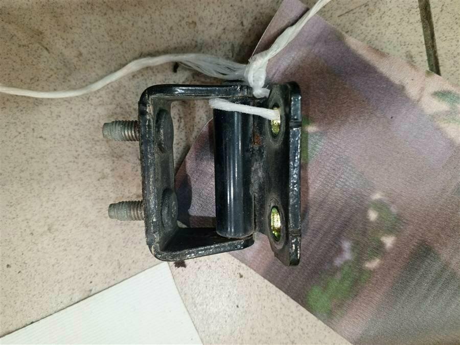 Петля двери багажника правая от Hyundai Matrix 2001-2010