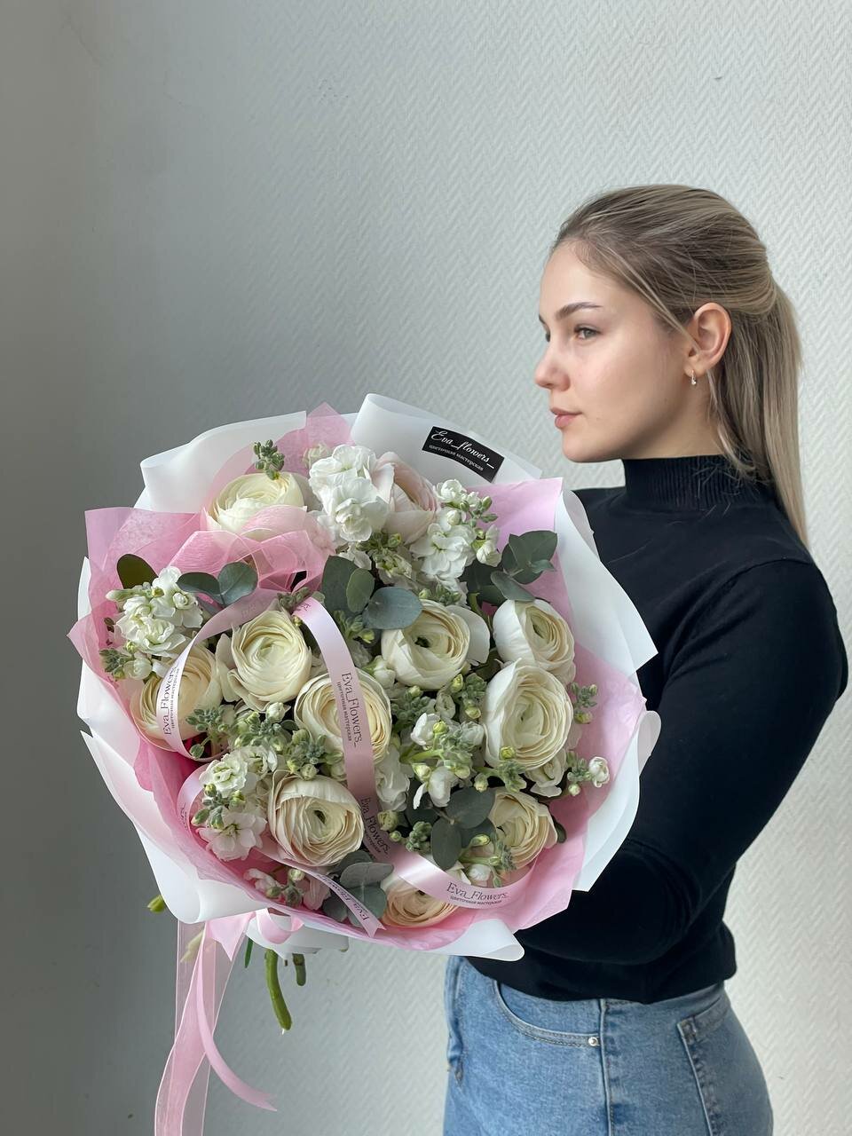 Букет с ароматной маттиолой и ранункулюсами