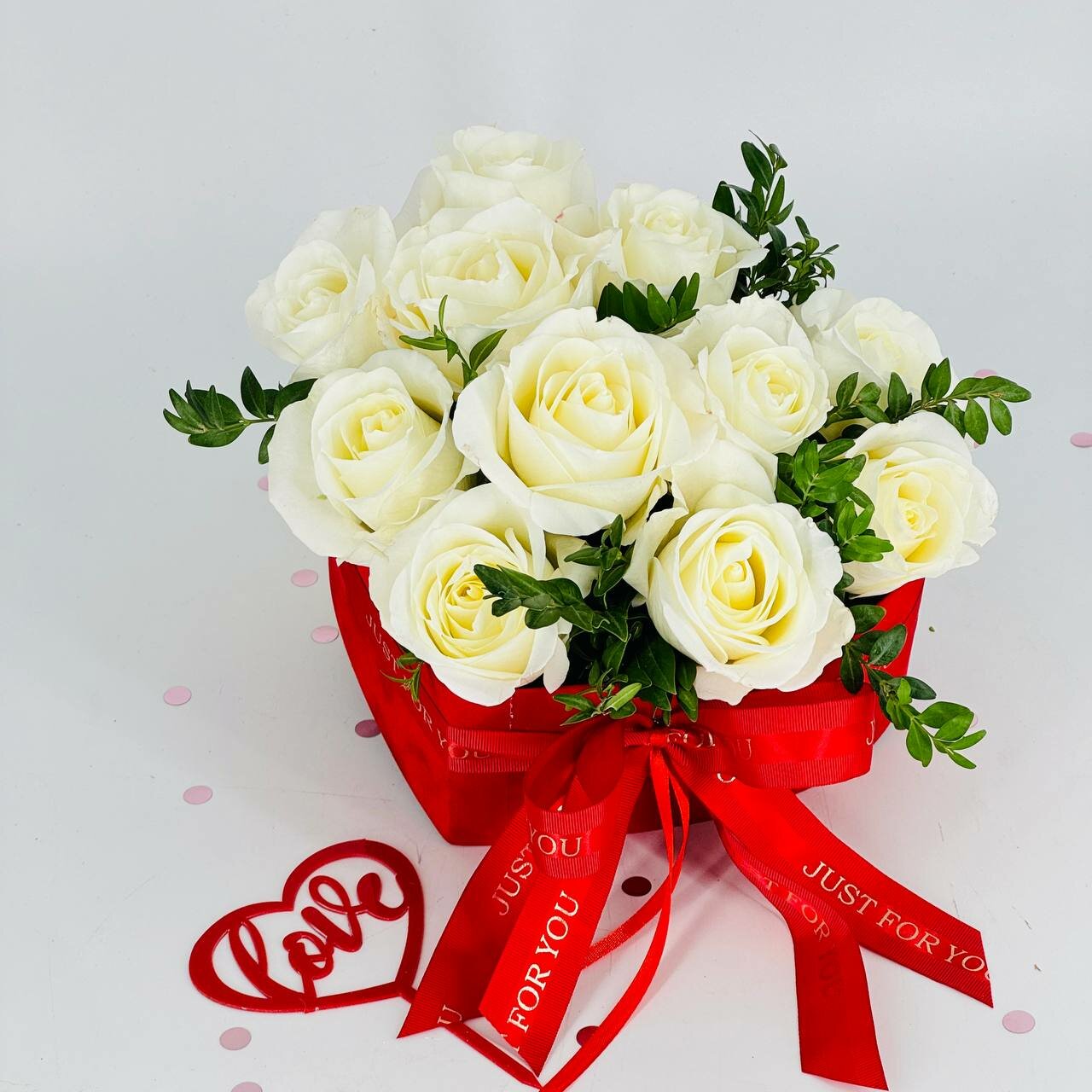 Сердце из белых роз в коробке. Букет на 14 февраля для любимой девушки