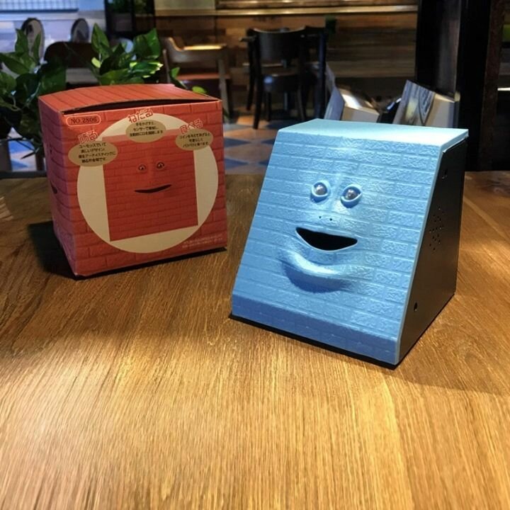 Жадные люди едят деньги, копилка с движущимся лицом - подарок для детей