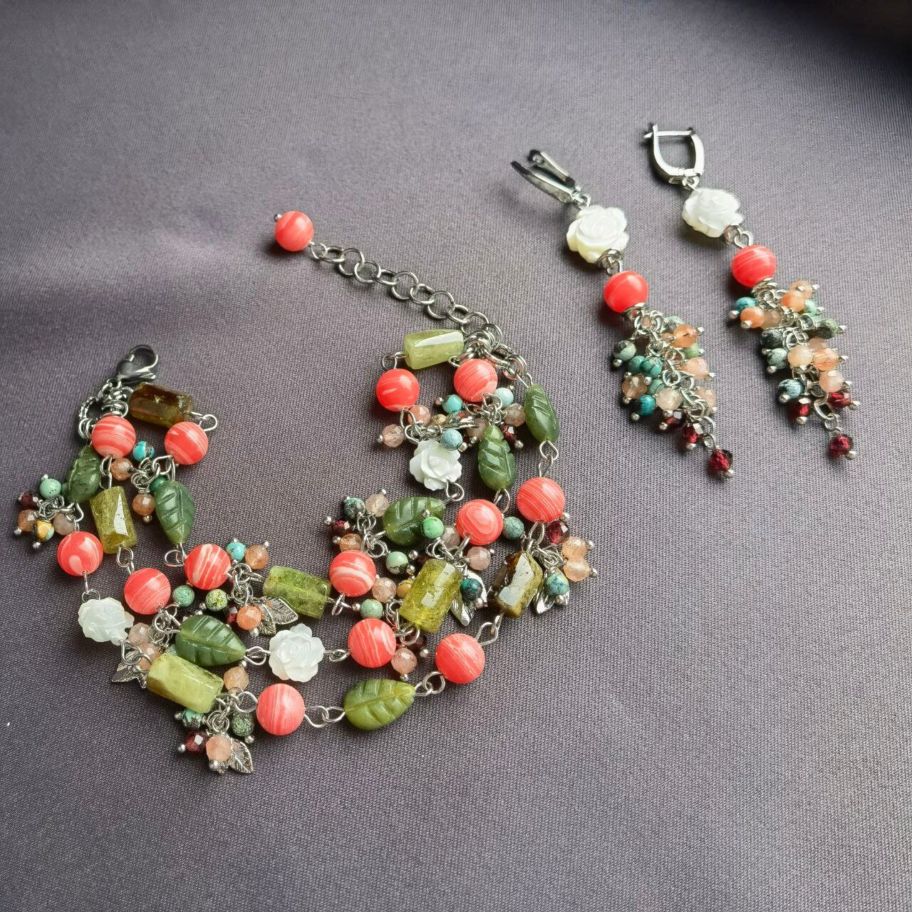 Комплект бижутерии: серьги, браслет, перламутр, бирюза, нефрит, халцедон, гроссуляр, гелиотроп, гранат