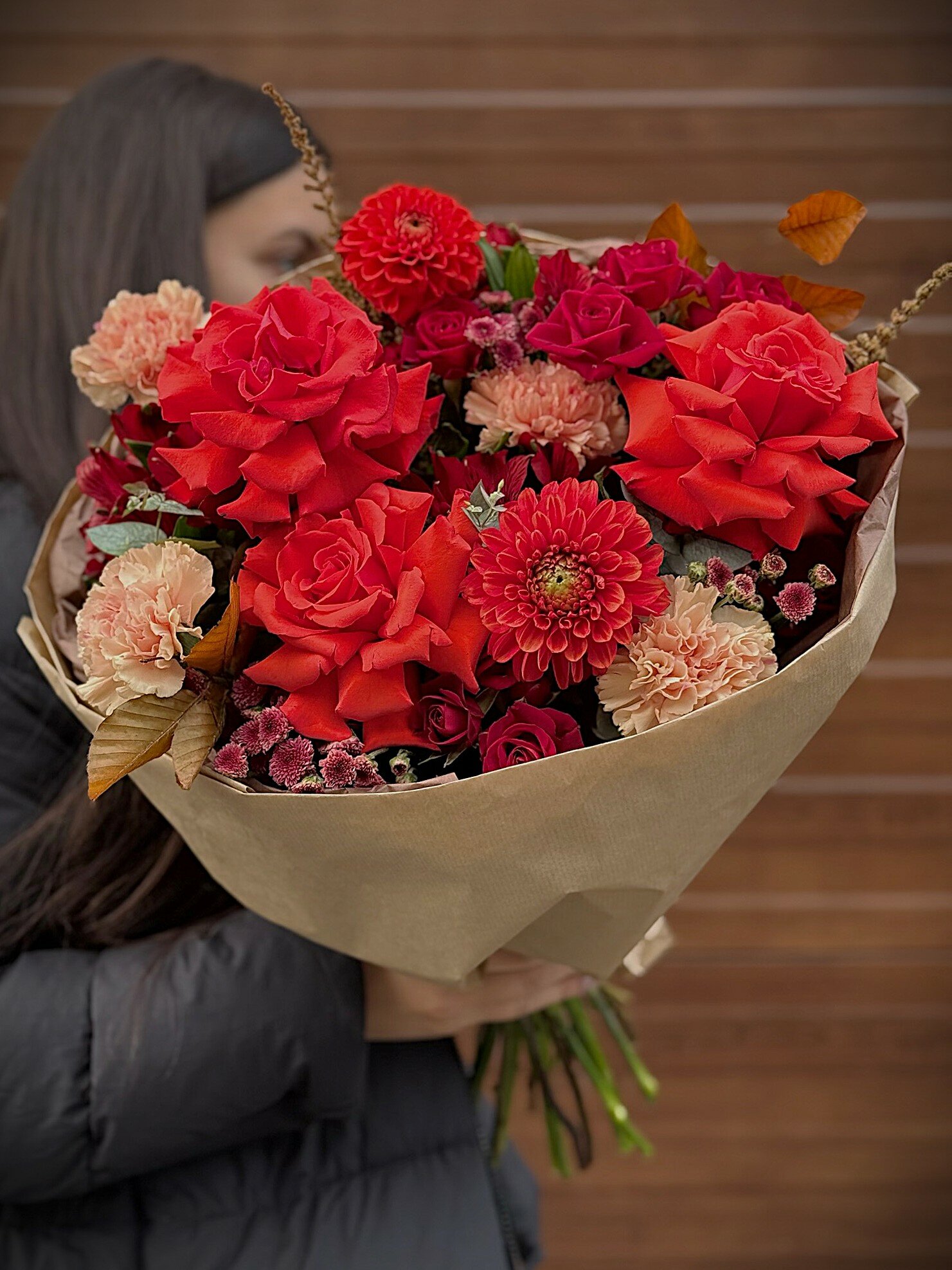 Сборный букет «Для нее», с кустовыми розами и хризантемой сантини