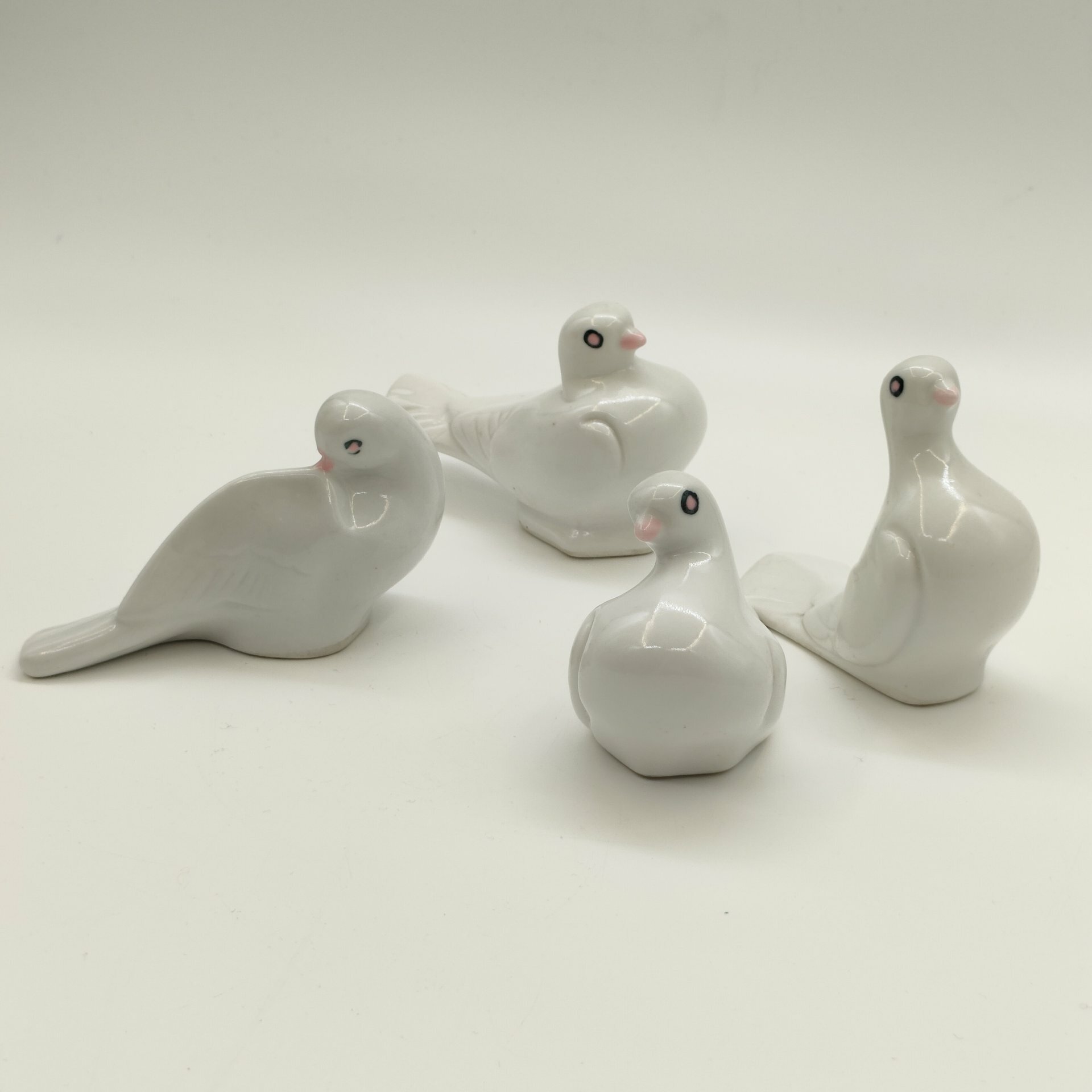Набор из 4-х статуэток "Белые голуби", фарфор, роспись, Восточная Европа, 1990-2015 гг.