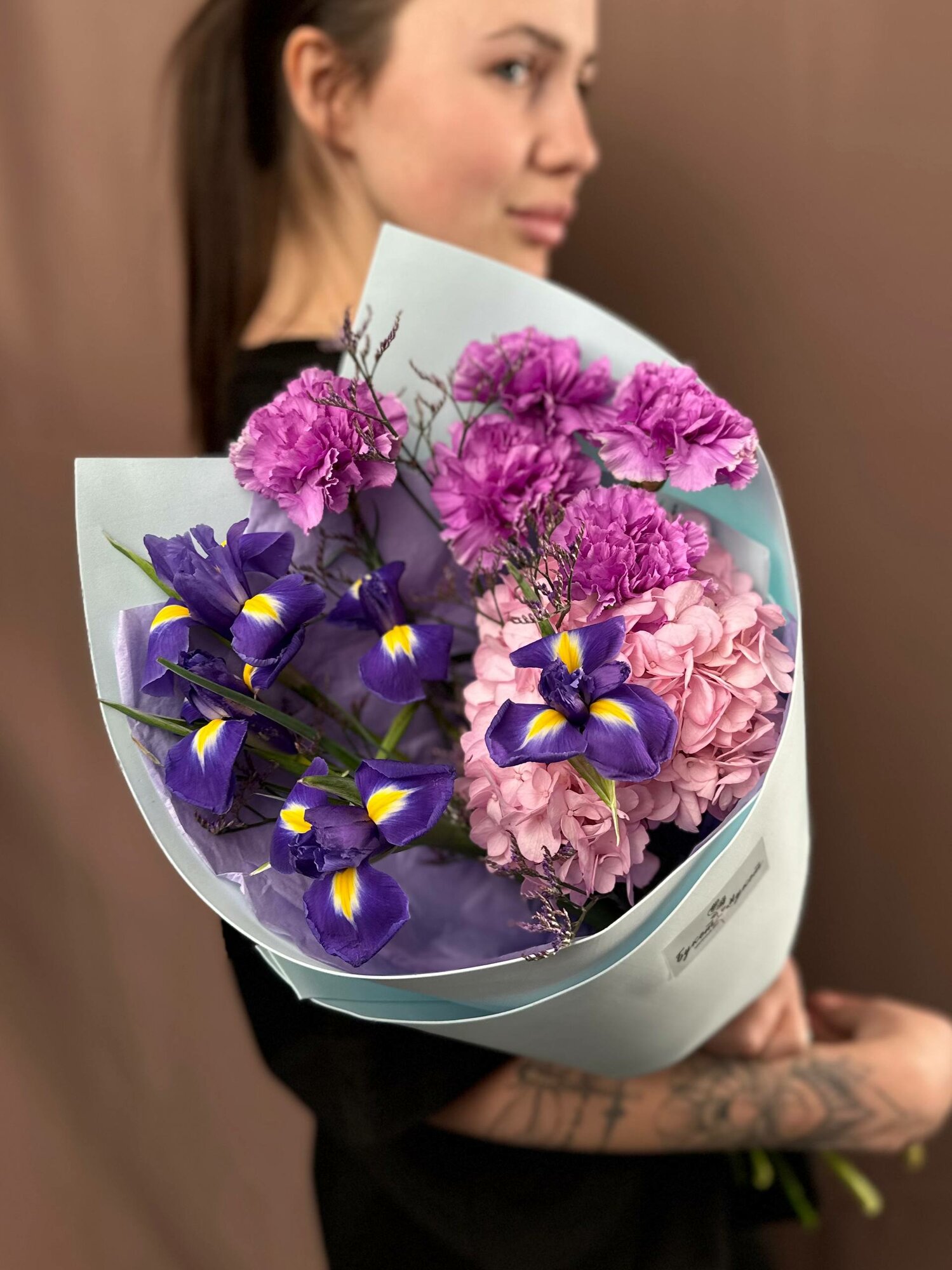 Букет цветов "Мичман Ирис" (гортензия, ирисы, диантусы и лимониум)