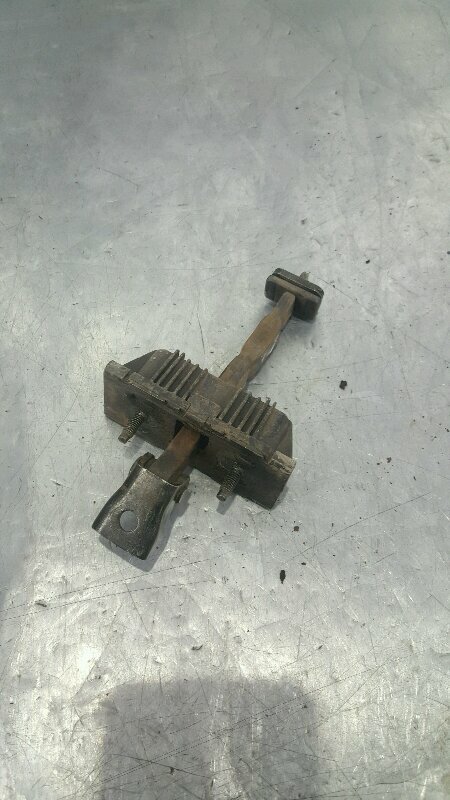 Ограничитель двери Toyota Avensis AZT251`L 1AZ 2003 задн. лев. (б/у)