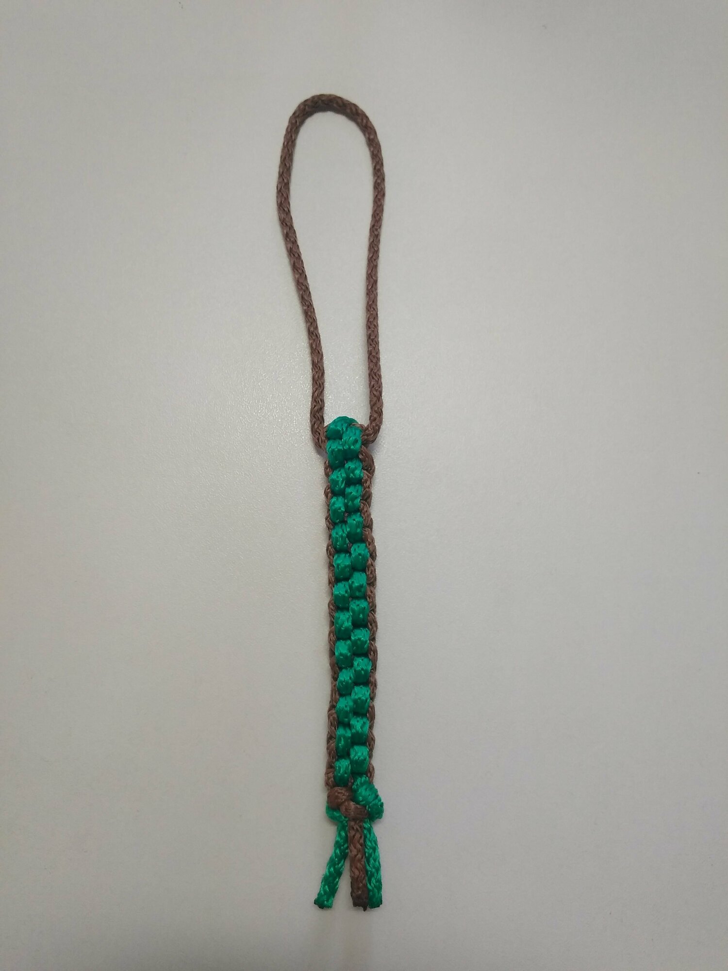 Темляк Pine Art Square Stitch, коричневый/зелёный, для ножа, длина 15 см