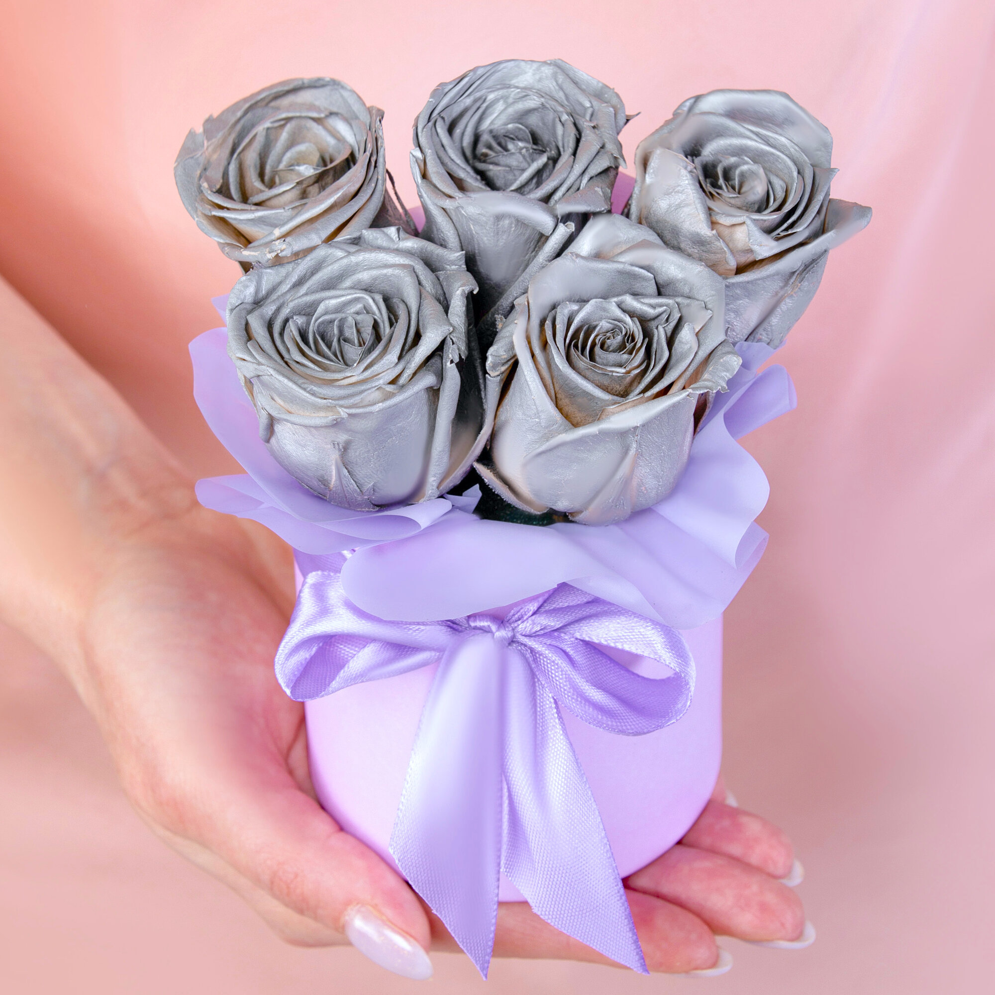 Стабилизированные цветы Мегацвет24, 5 серебряных роз, в шляпной коробке, высота 15 см