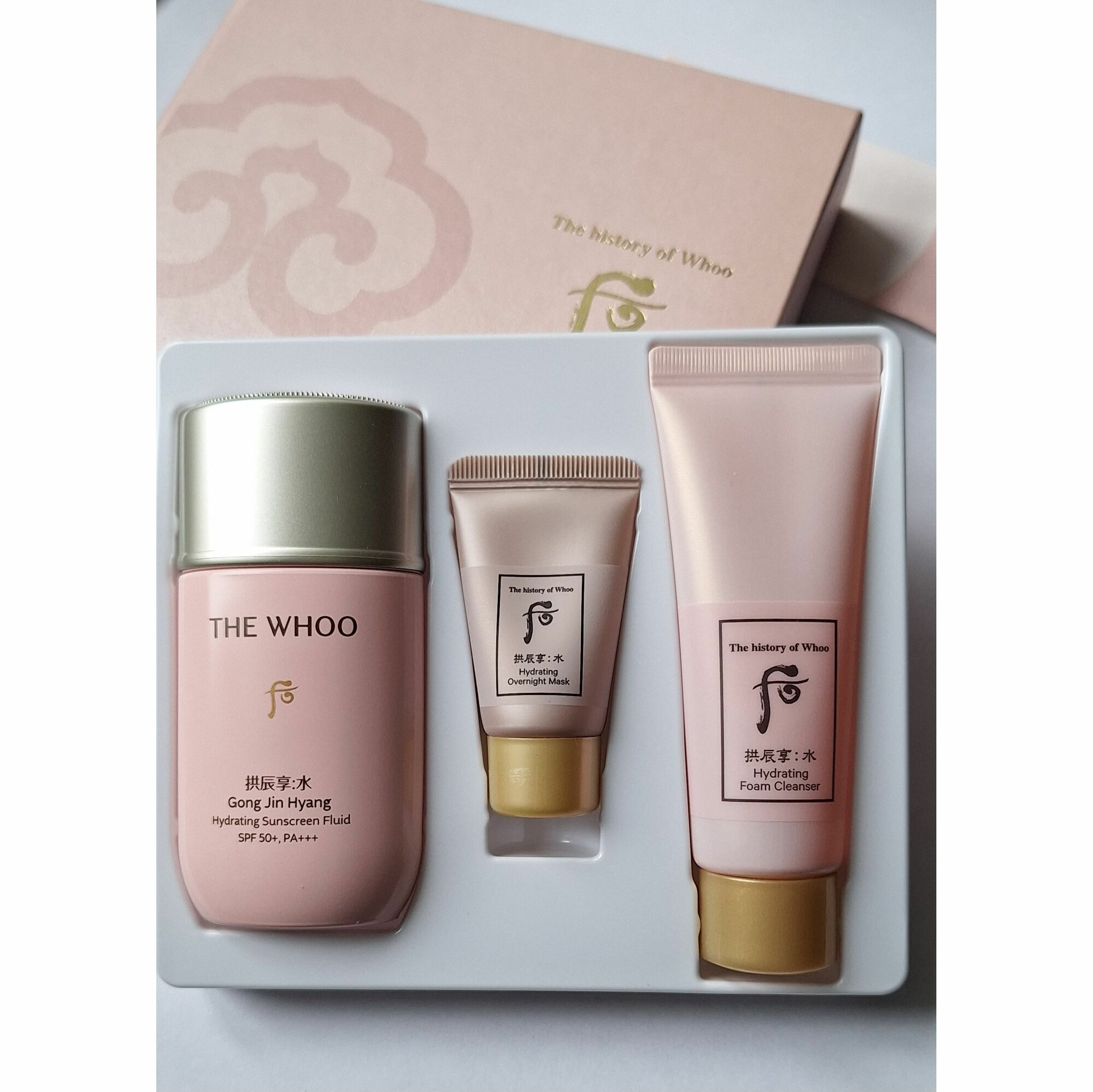 The History of Whoo Набор косметики с солнцезащитным флюидом GongJinhyang Vital Hydrating Sun Fluid SPF50+PA+++ Set