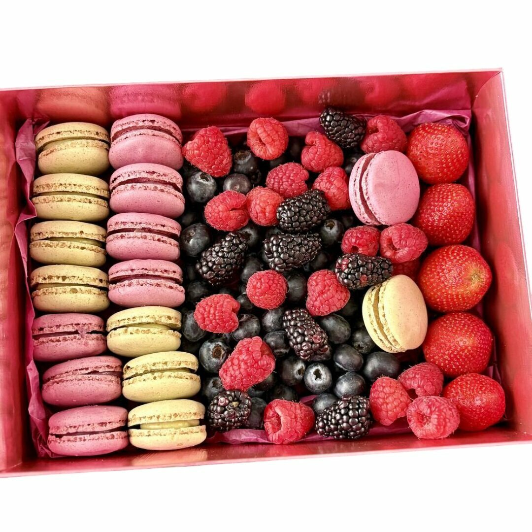 Коробка с фруктами и сладостями №1 (свежие ягоды и сладости "макарон")