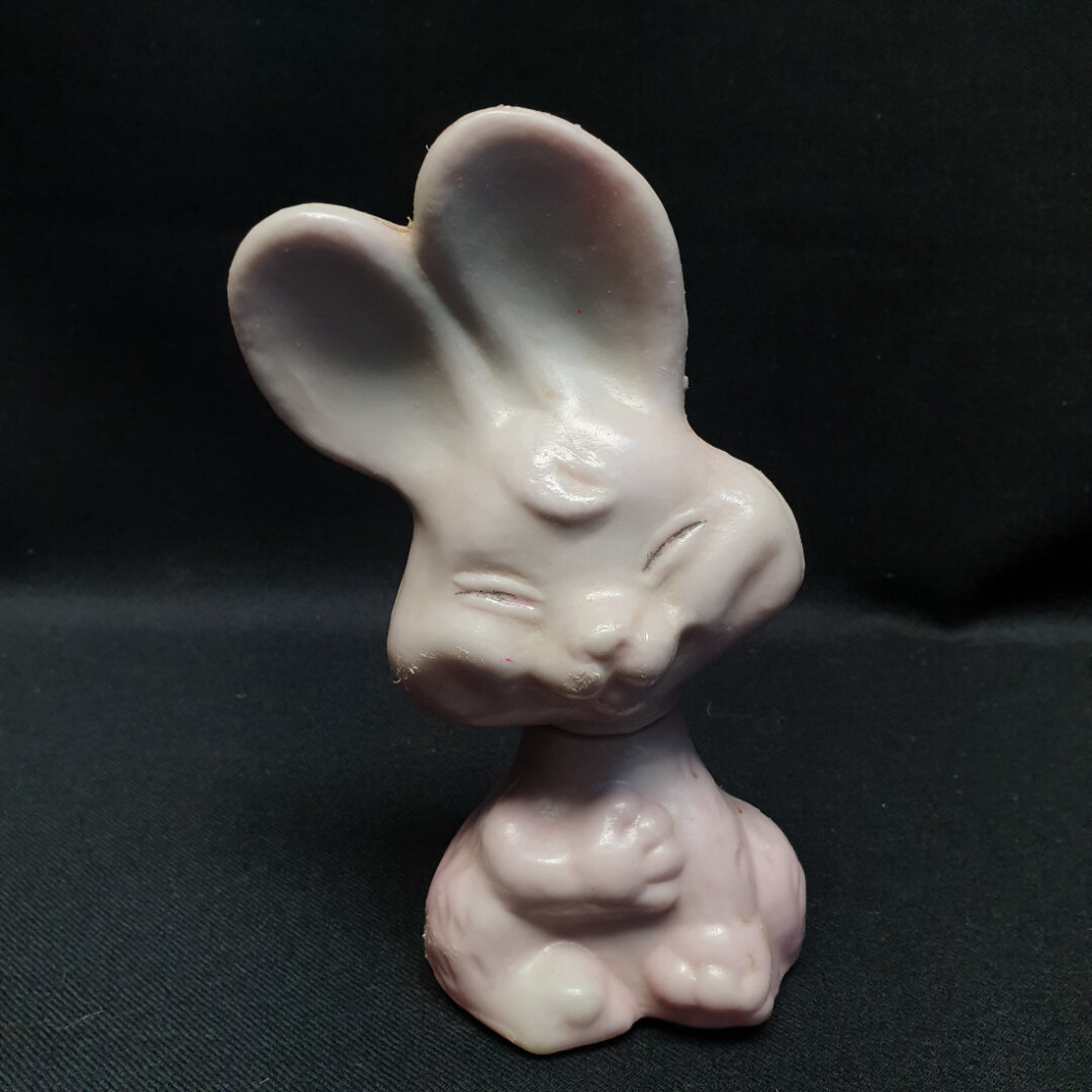 Детская игрушка "Зайчик", пластик, высота 18 см. Винтаж, СССР.