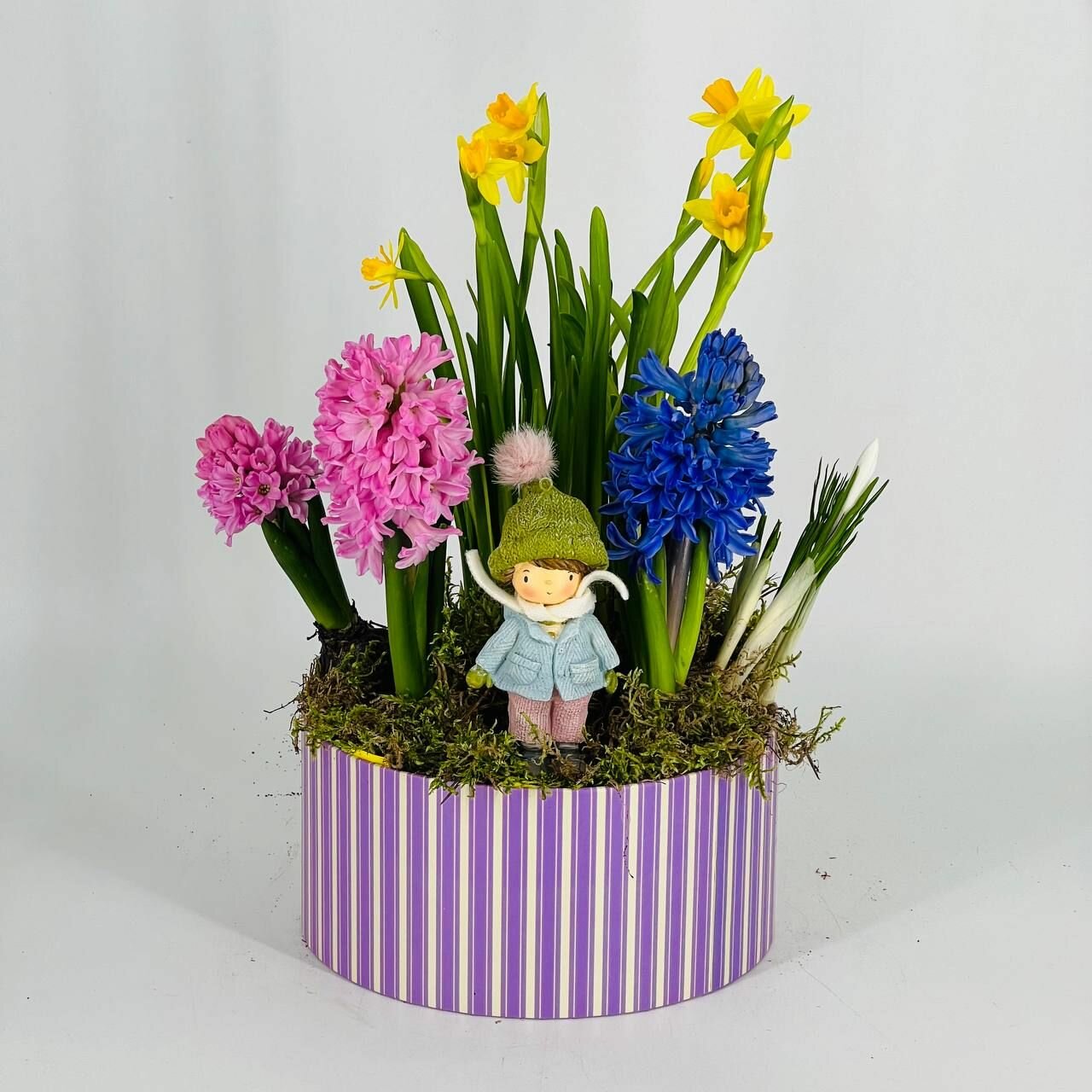 Первоцветы-весенняя композиция в коробке, нарциссы, крокусы и гиацинты с сувениром мальчик в шапочке