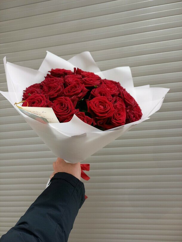 Букет Well Flowers "Красный", круглый, на стеблях, 35 цветов, букет свежих цветов