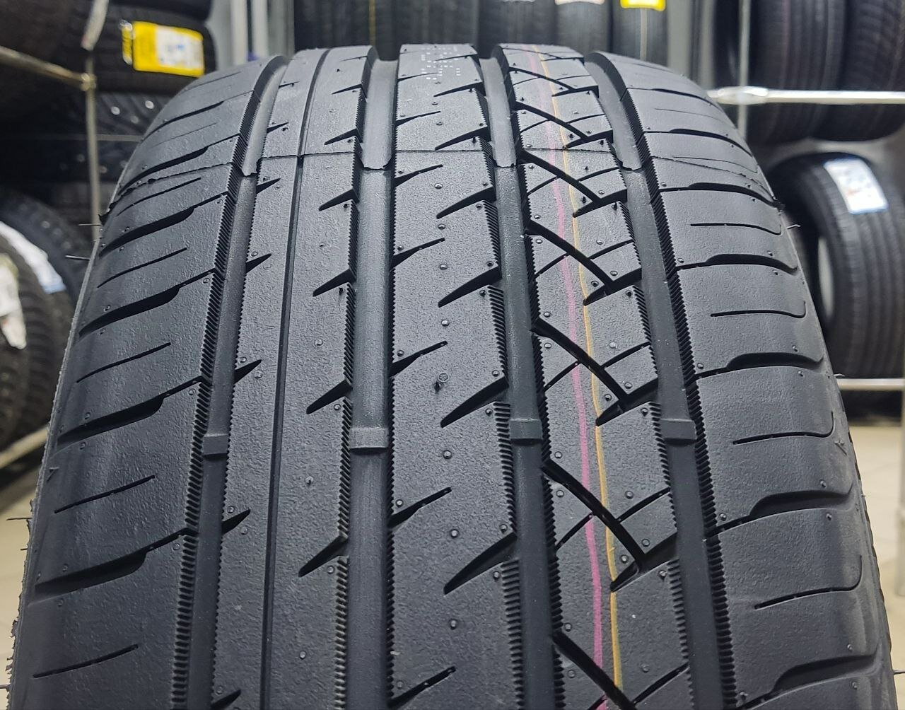 R-17 215/50 iLink Thunder U09 95W XL