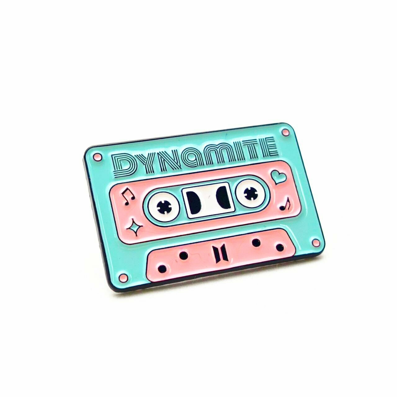 Значок для рюкзака, кепок и вещей" DYNAMITE" в виде аудиокассеты / 1 шт.