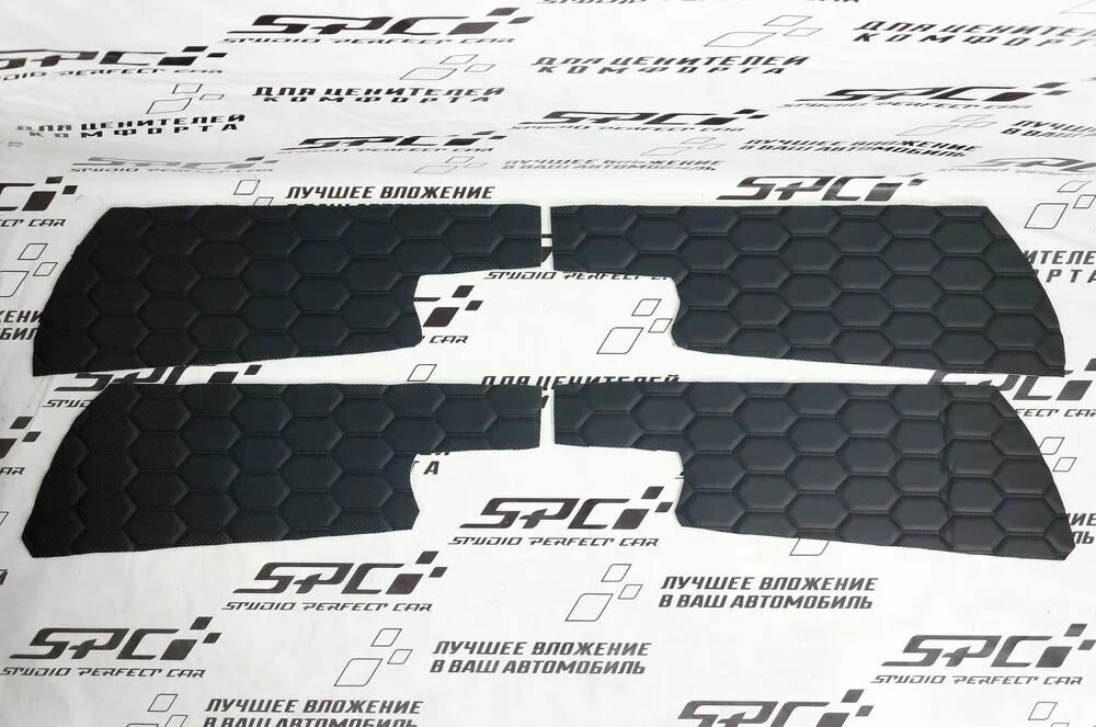 Вставки в дверные карты из экокожи на Lada Priora/Лада Приора, черная перфорация с черными сотами