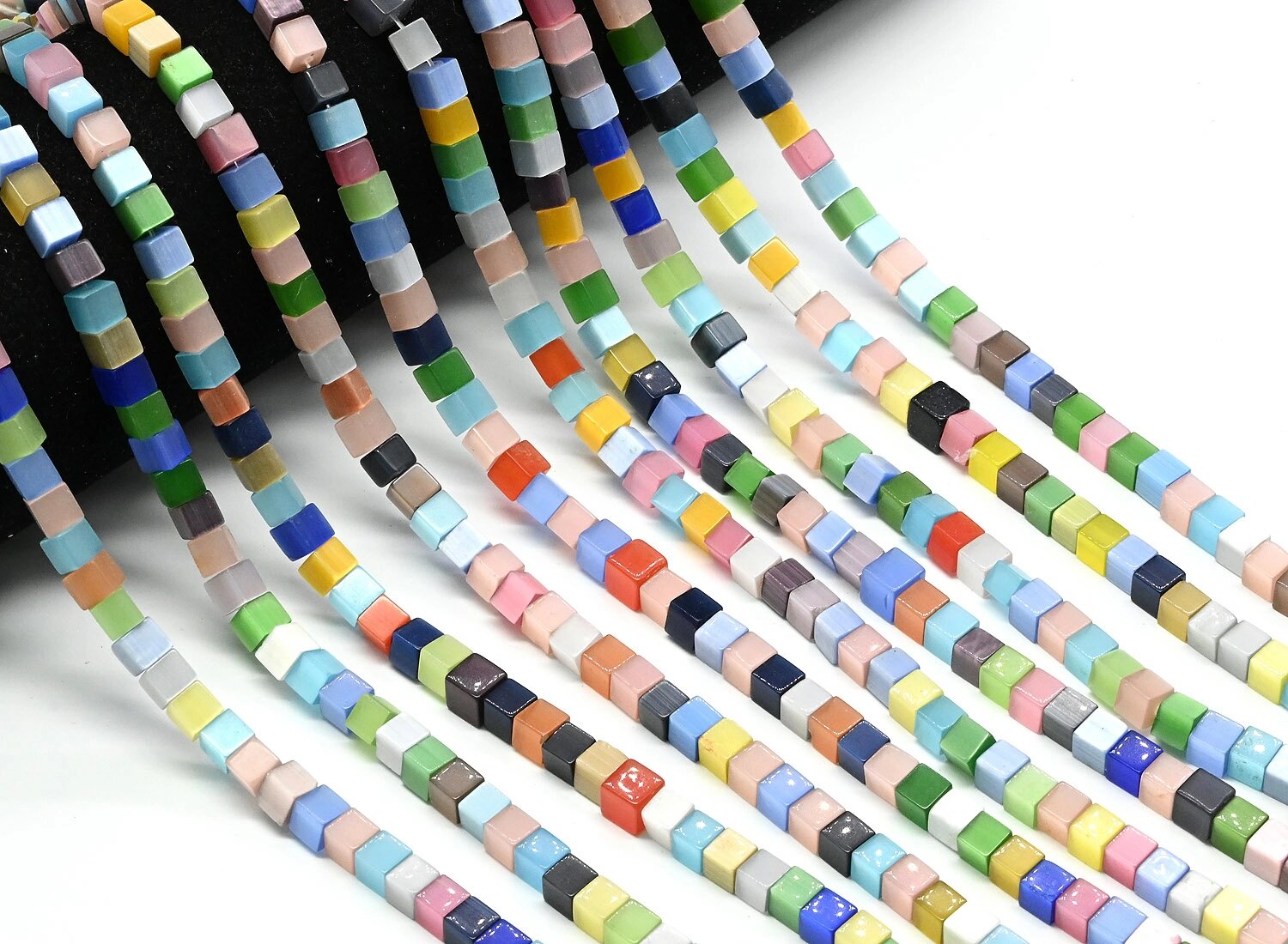 Бусины из кошачьего глаза (улексит) кубик 5*5мм цв. ассорти, 38см, 77 бусин .