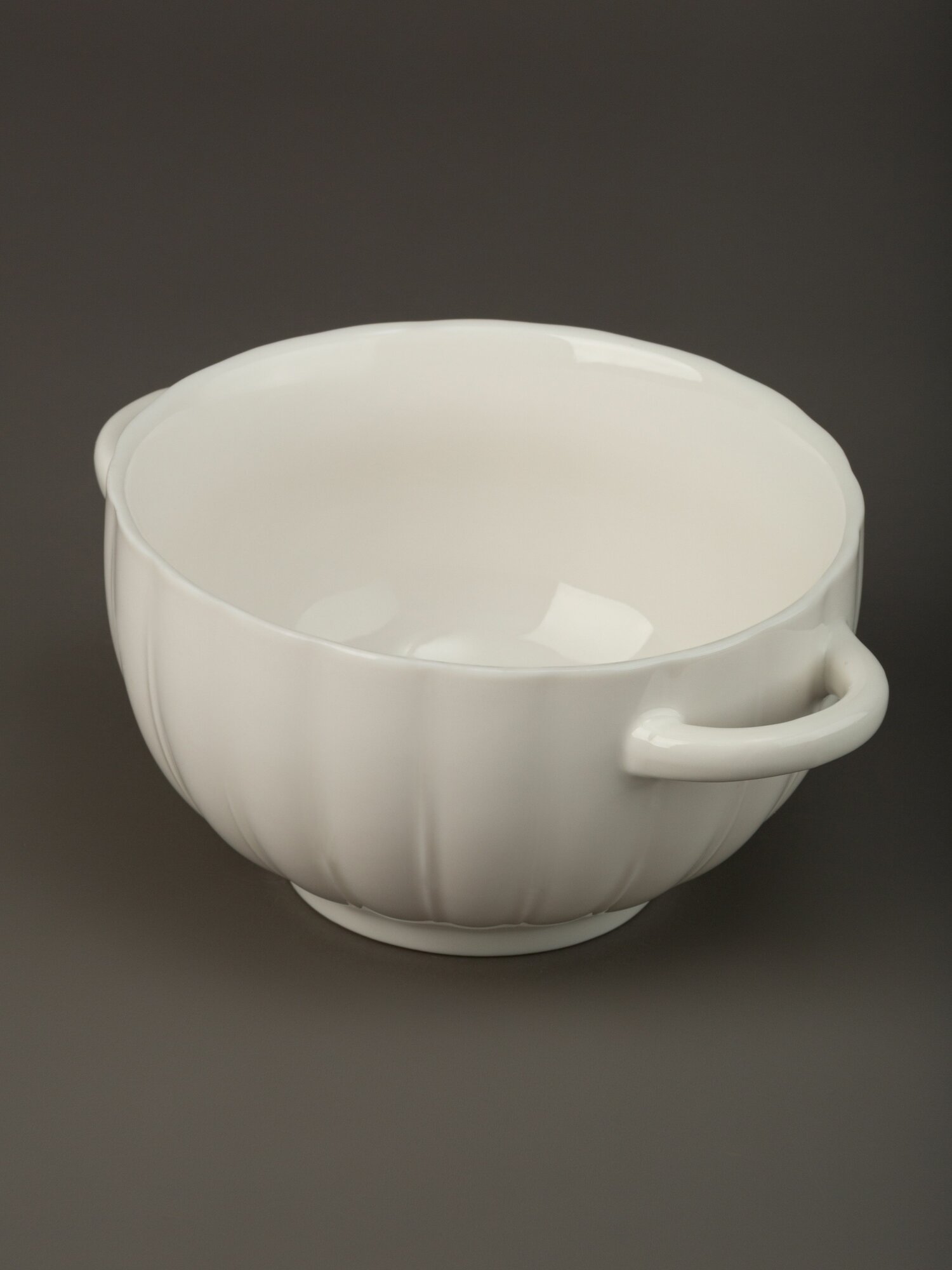 Бульонница 650мл фарфоровая