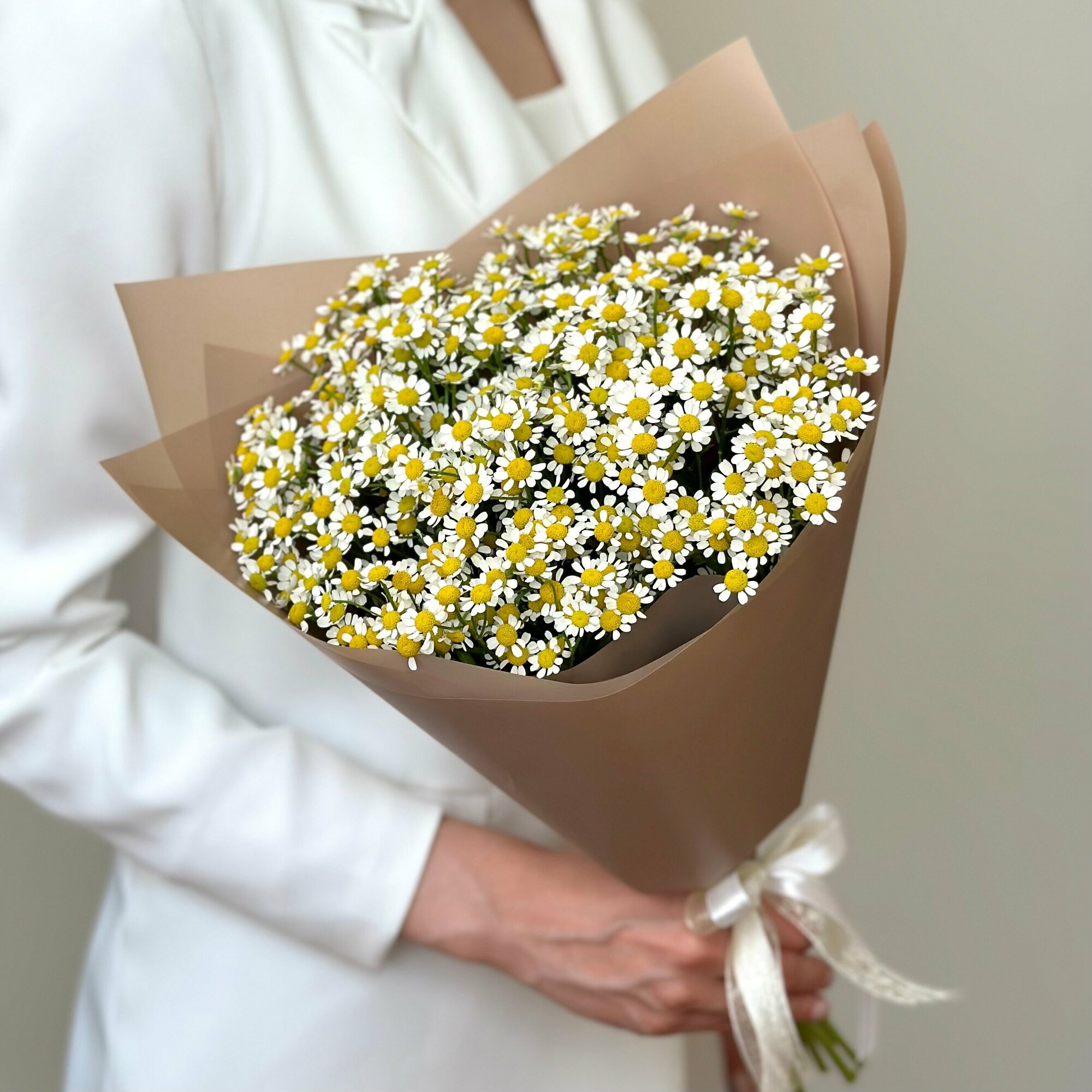 Цветы живые букет из ромашек в упаковке с лентой "Внимание" Flor2u