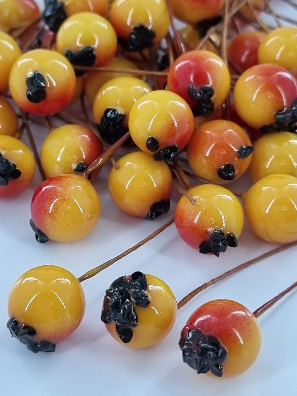 Ягода декоративная на ножке. Цвет желто красный. Упаковка 50 шт