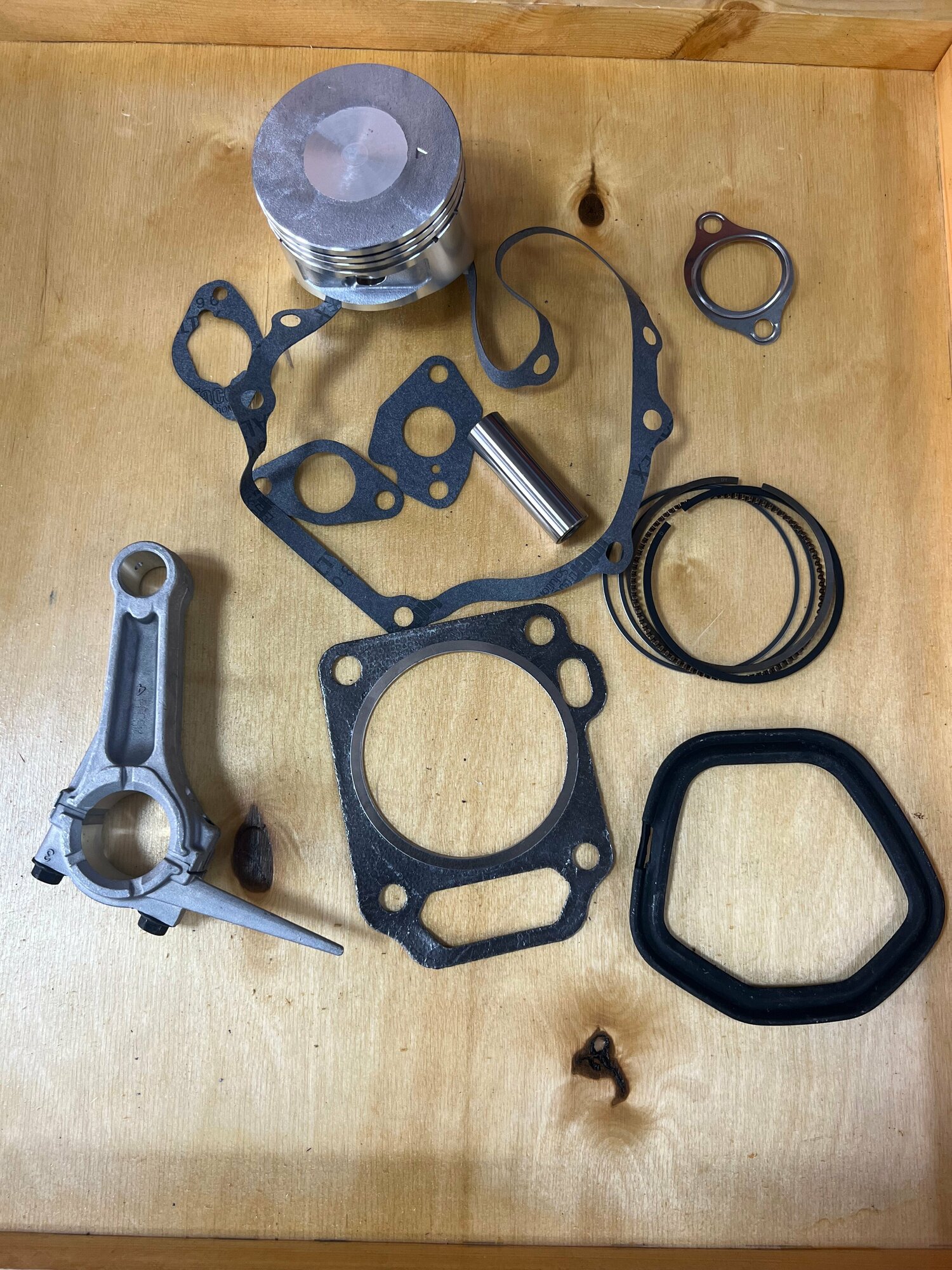 Поршень в сборе с шатуном для снегоуборщика Husqvarna ST424 T