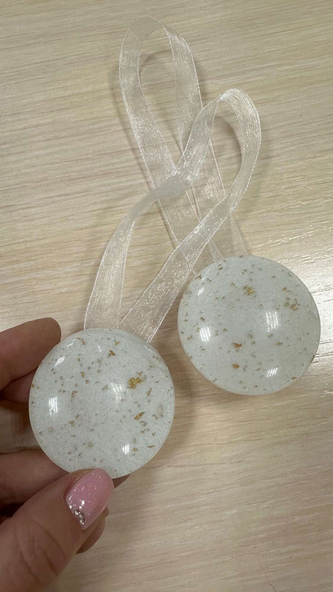 Подхват магнитный круг белый с золотом, 1шт