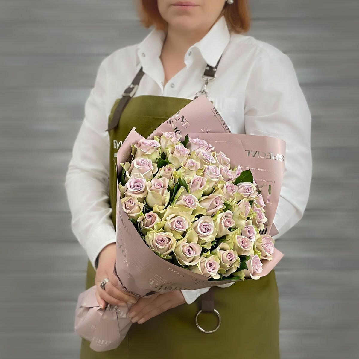 Букет Букет Маркет "Изысканный", кенийские розы, оберточная бумага, 33 цветка