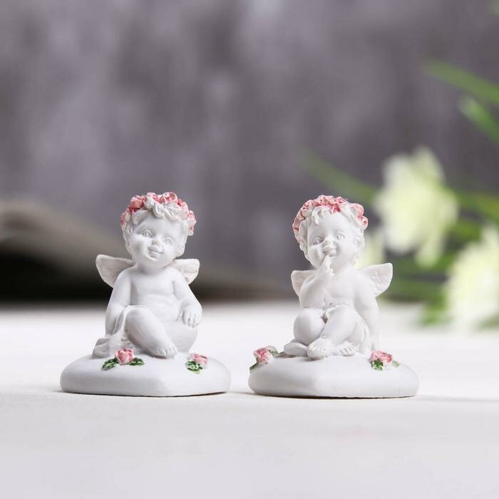 Фигурка полистоун «Ангелок сидит на сердце в венке из роз», 3.5×3×4 см, микс