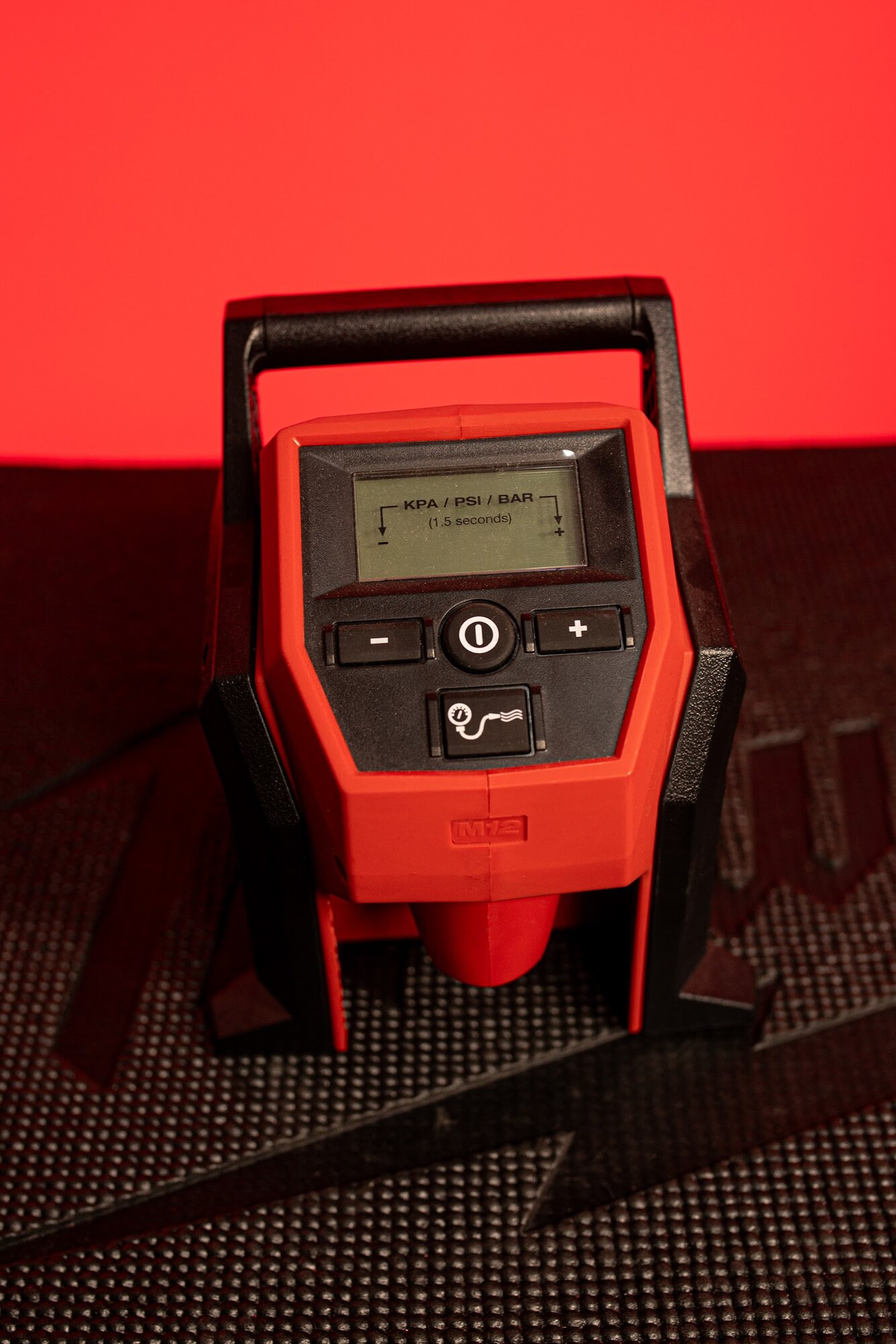 Компрессор Milwaukee M12, 12В, 24,9 л/мин, макс. давление 8,3 атм