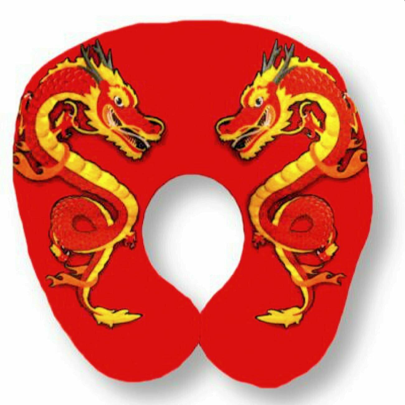 Мягкая Игрушка Дорожная подушка Драконы на красном (32см, символ года 2024) 11721, (ЗАО "Фирма Мальвина")