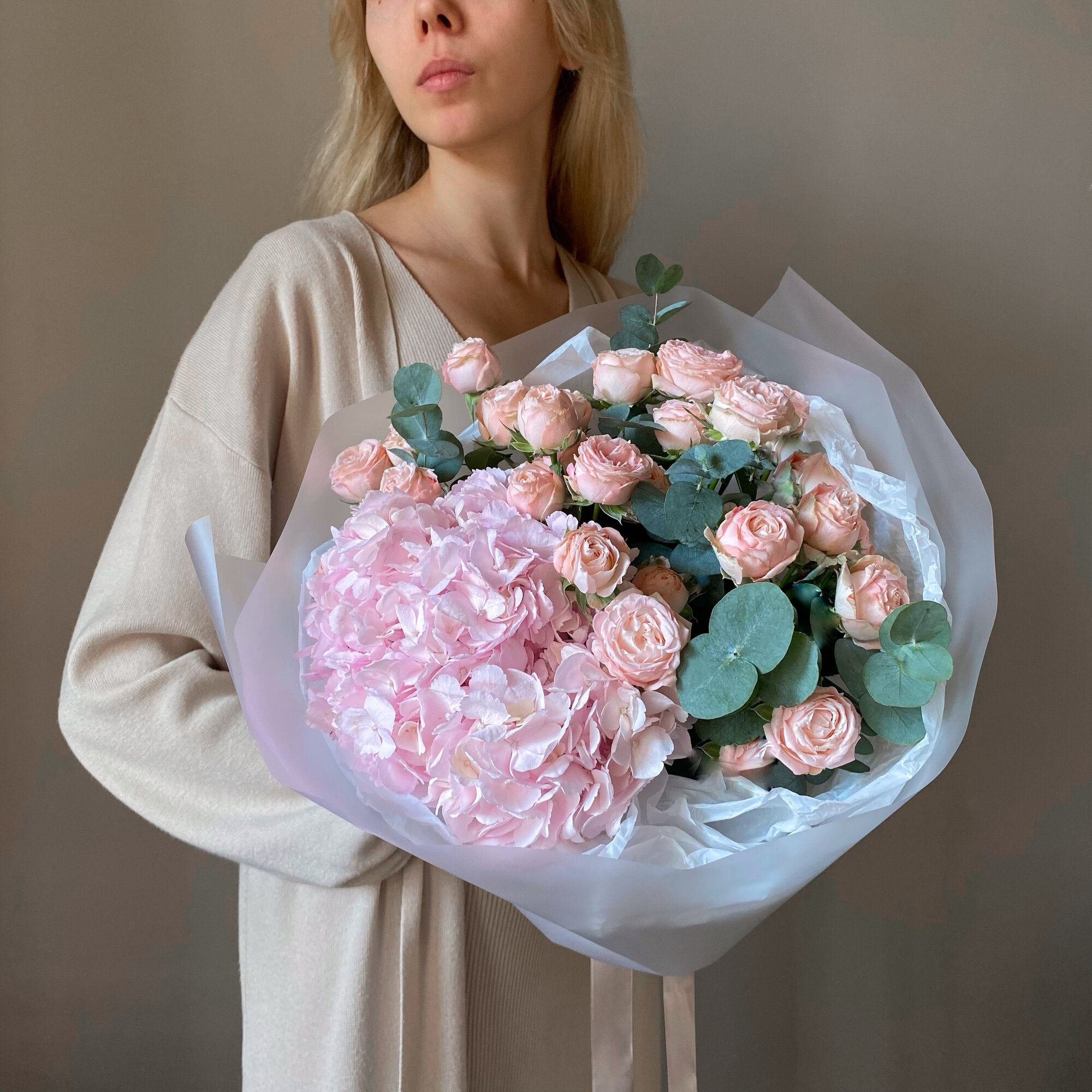 Розовый букет из кустовых роз и гортензии с веточками эвкалипта