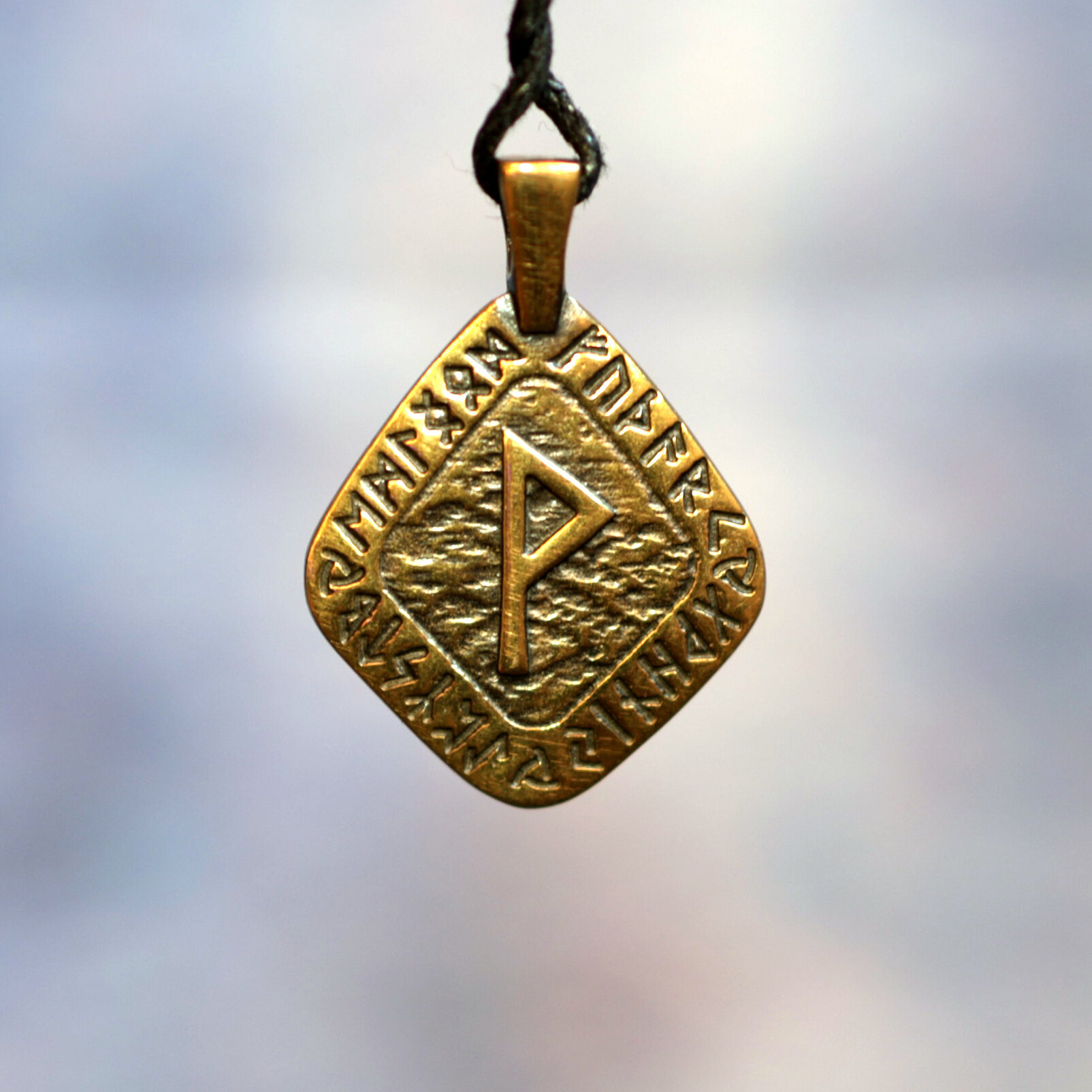 Бронзовый талисман с руной Вуньо — амулет радости и гармонии