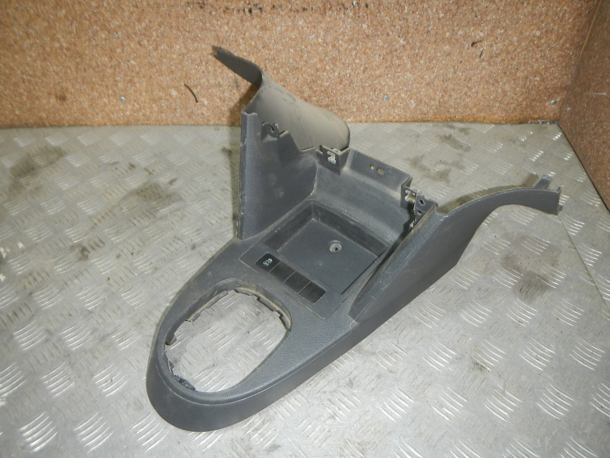 Б/У Консоль, Volkswagen (Фольксваген)-CADDY (11-) VOLKSWAGEN CADDY (11-) Передняя часть,с накладкой. Потертости. 588618 V...