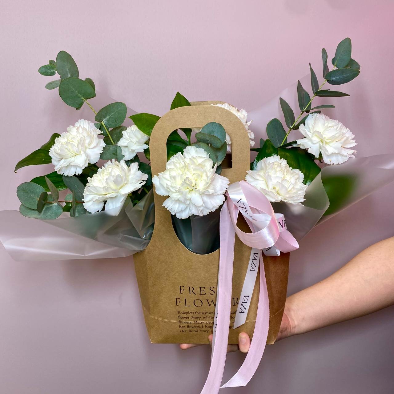 Белые гвоздики с эвкалиптом