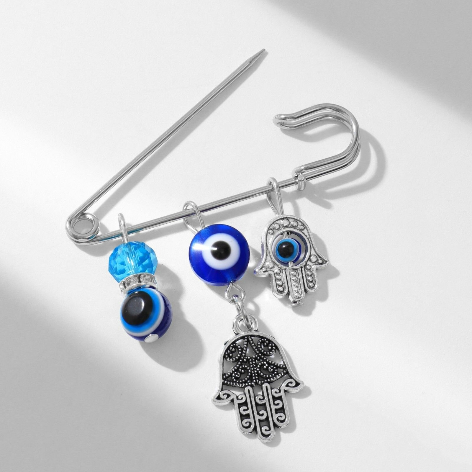 Булавка-оберег 3 подвески "Рука Хамса с бусиной", 5см, цвет синий в серебре