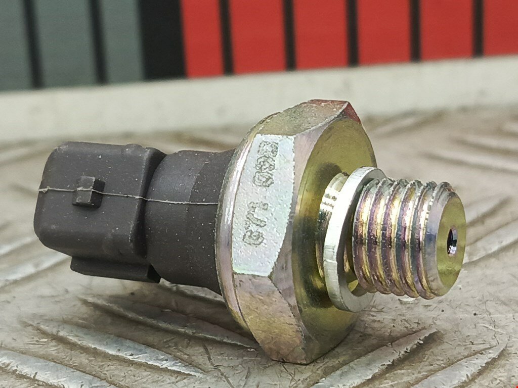 Датчик давления масла BMW 1-Series (E81/E82/E87/E88) 12618611273 арт. 2255391