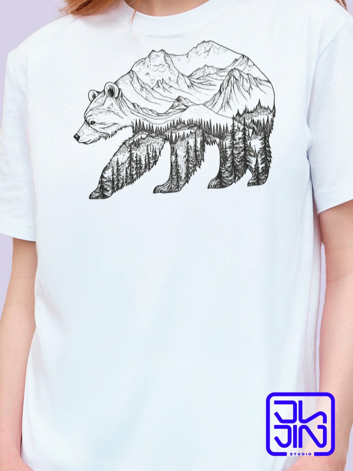 Футболка классическая женская с авторским принтом Черно белый принт с медведем, величественными горами и густым лесом, белый хлопковый трикотаж с прикольным рисунком на груди