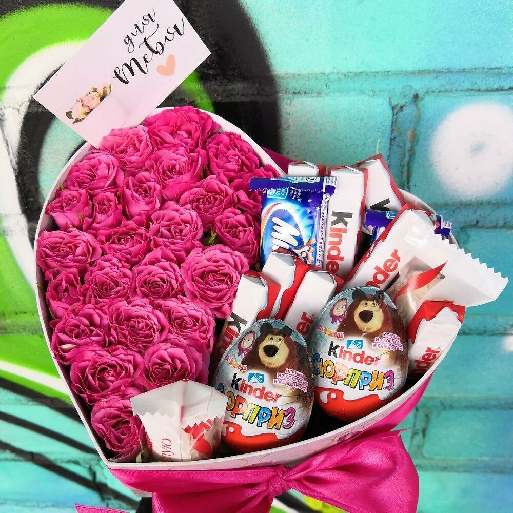 Цветы в коробке. Кустовые розы, рафаэлло, киндер-сюрприз, киндер шоколад и милки вей.