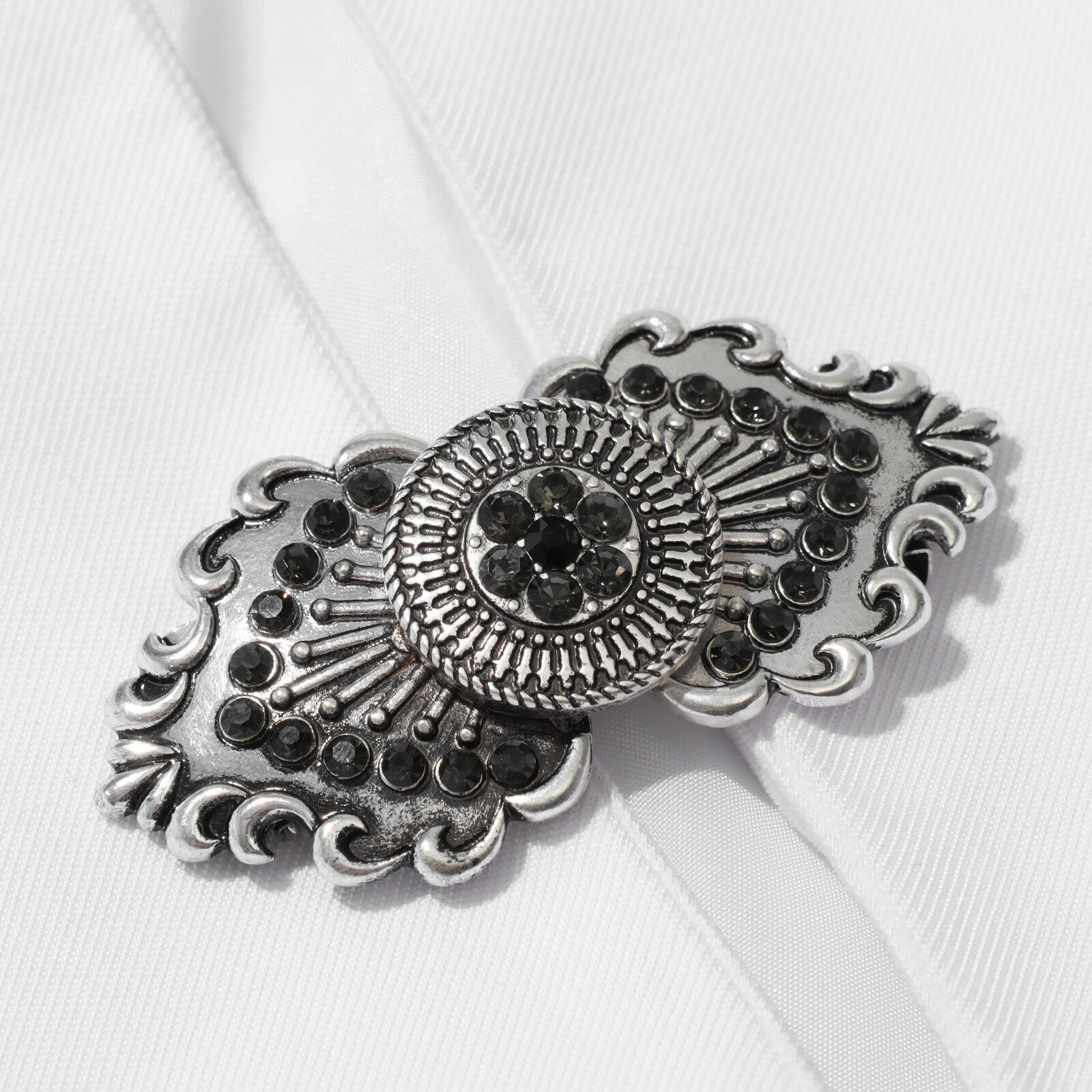 Брошь, стразы