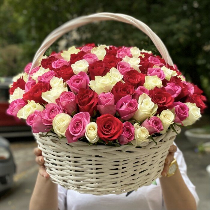 101 роза яркий микс в корзине