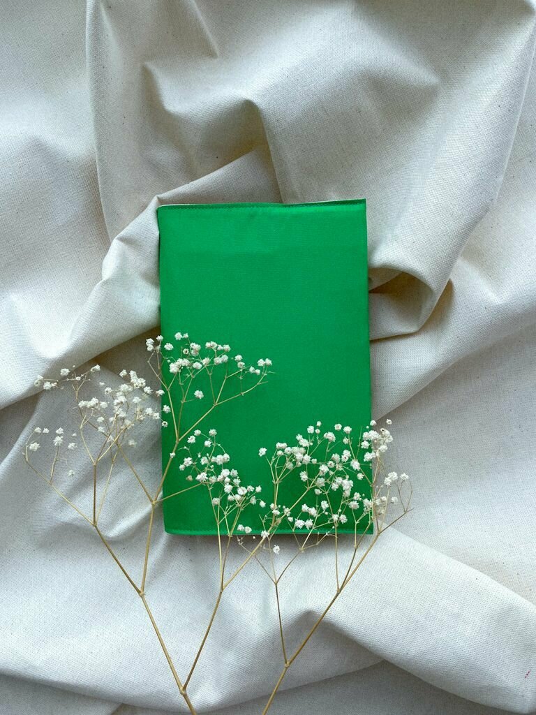 Многоразовая обложка для книг, ежедневников и блокнотов из водоотталкивающей ткани.