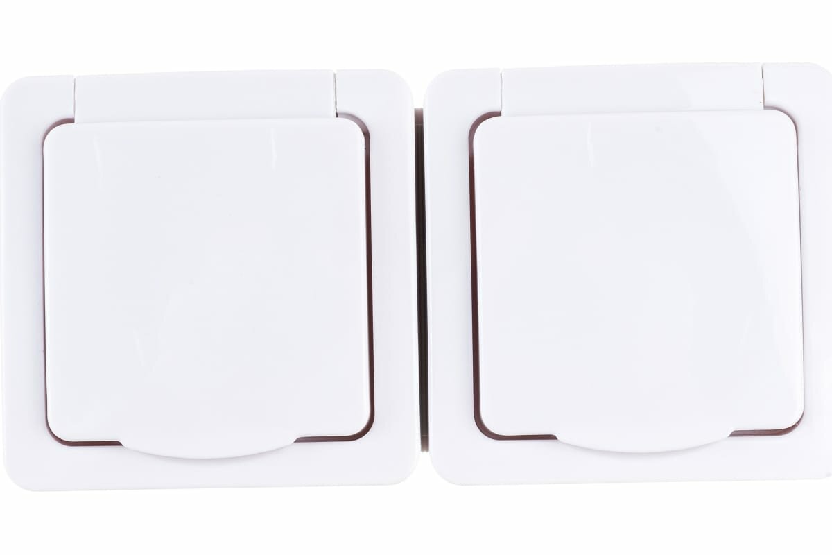 Розетка IEK Гермес Plus двойная с заземлением с крышкой влагозащищенная IP54 белая для открытой проводки