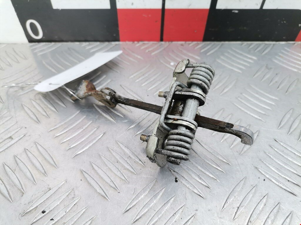 Ограничитель открывания двери Renault Sandero 1 арт. 1835825