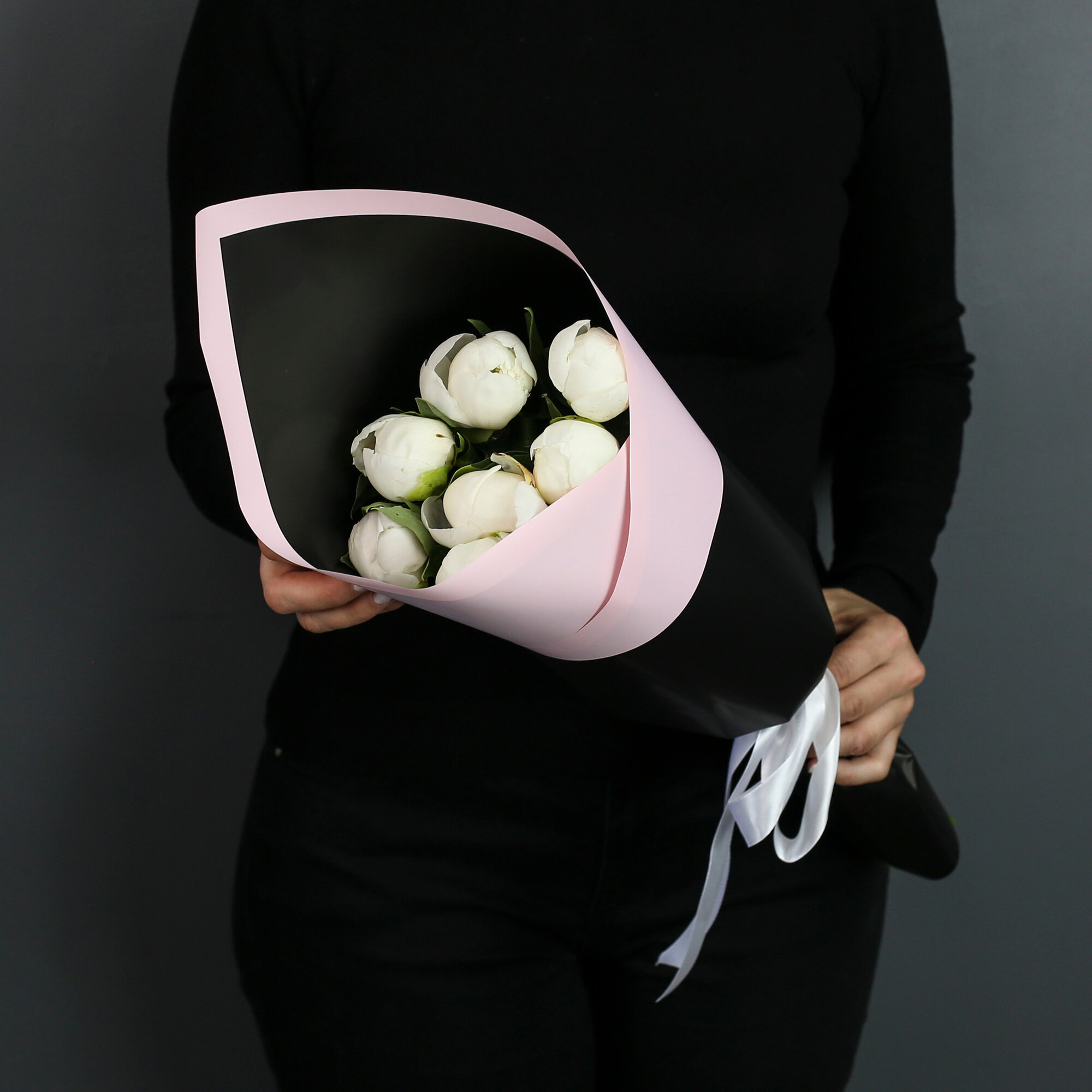 7 белых пионов в дизайнерской упаковке