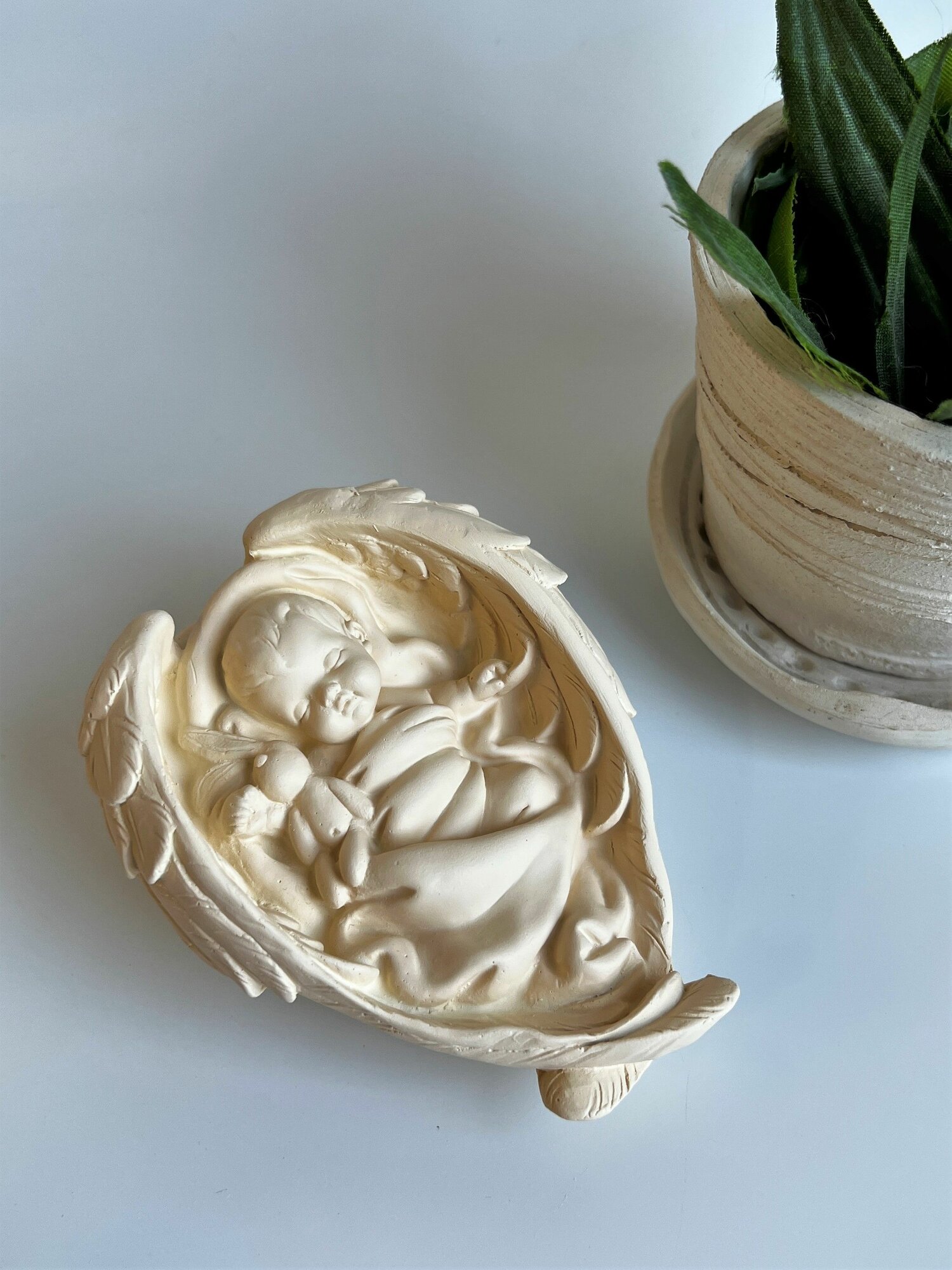 Статуэтка ангелочек в крыльях слоновая кость. Гипс. Высота 4.5 см.